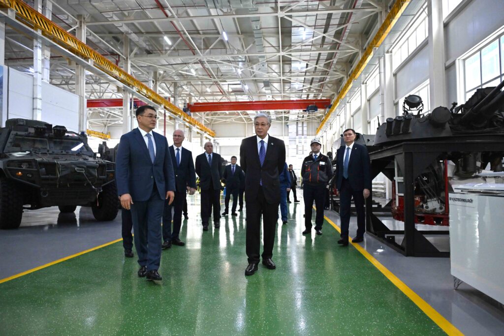 Токаев ознакомился с производством бронированных машин в Астане ...